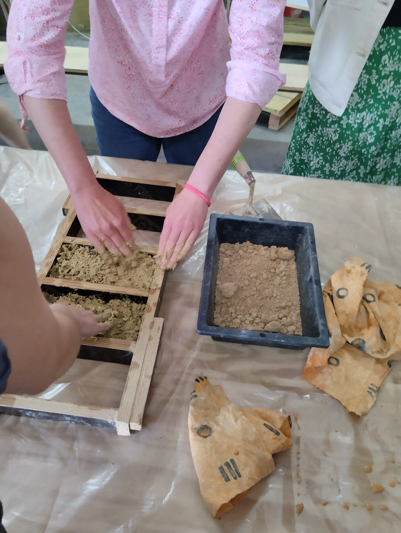 13/04/24 à Bordeaux (33), Atelier des familles découverte de la terre ...